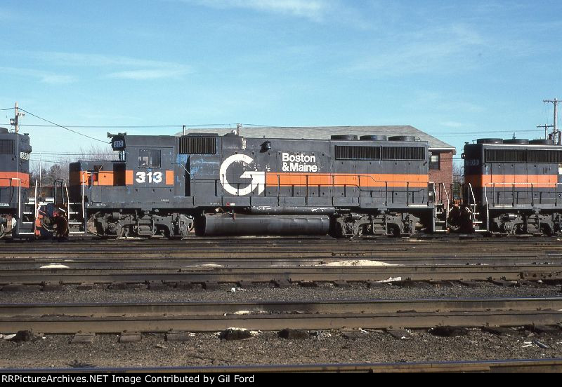 B&M 313(GP40-2)